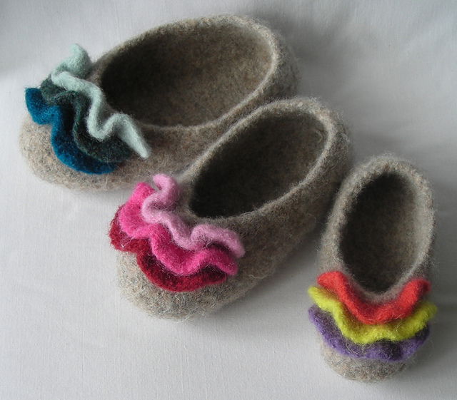 Ravelry: Ruffle Toe Slippers pattern by Lavender Hill Knits