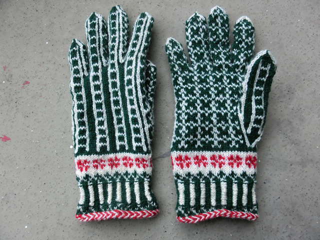 Ravelry: Annie's Ladder Gloves pattern by Liesbeth Campmans
