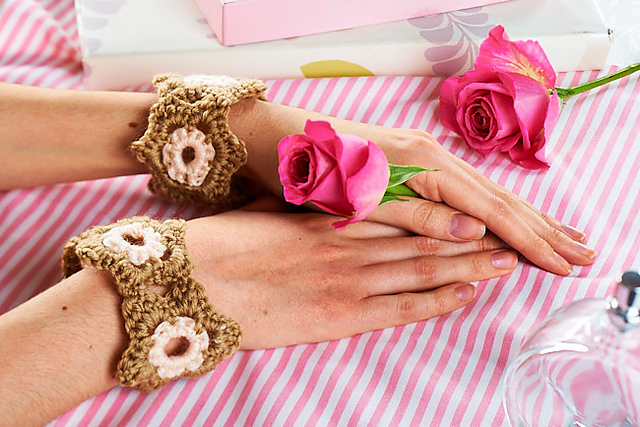 Ravelry: Crocheted cuffs pattern by Lucinda Ganderton