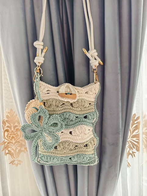 Ravelry: Seafoam Bloom Bag pattern by Liceria