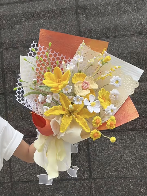 Ravelry: Golden Sunshine Bouquet pattern by Liceria