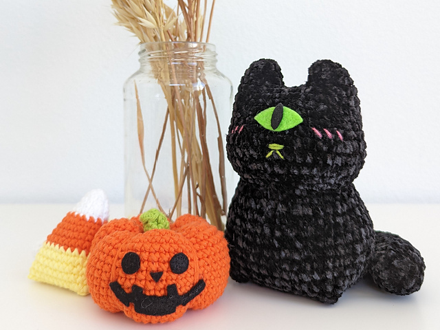 Ravelry: Blinky Halloween Cat pattern by Kaylin Liang