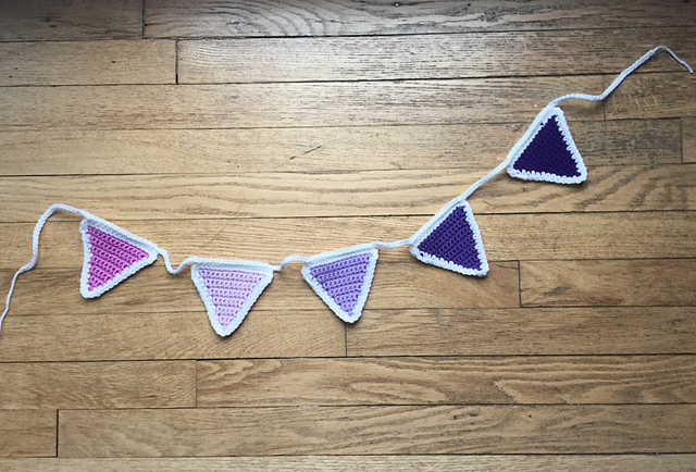 Ravelry: Easy Triangle Bunting #002 pattern by Lindsey Grieco