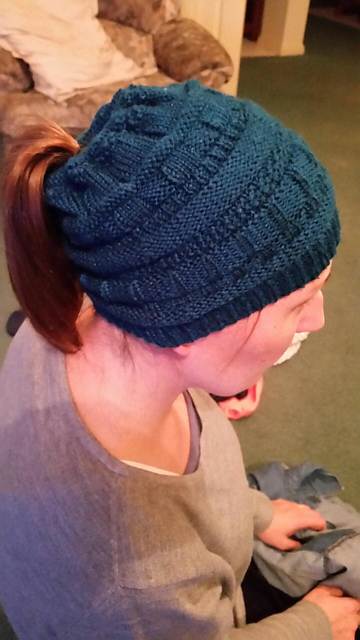 Ravelry: Shan's ponytail beanie pattern by Lisa Brooker