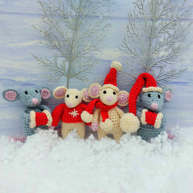 Ravelry: Christmas Mice pattern by Wee Woolly Wonderfuls