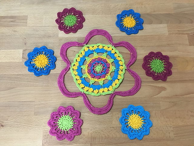 Ravelry: spring flowers table settings pattern by Anna Granta