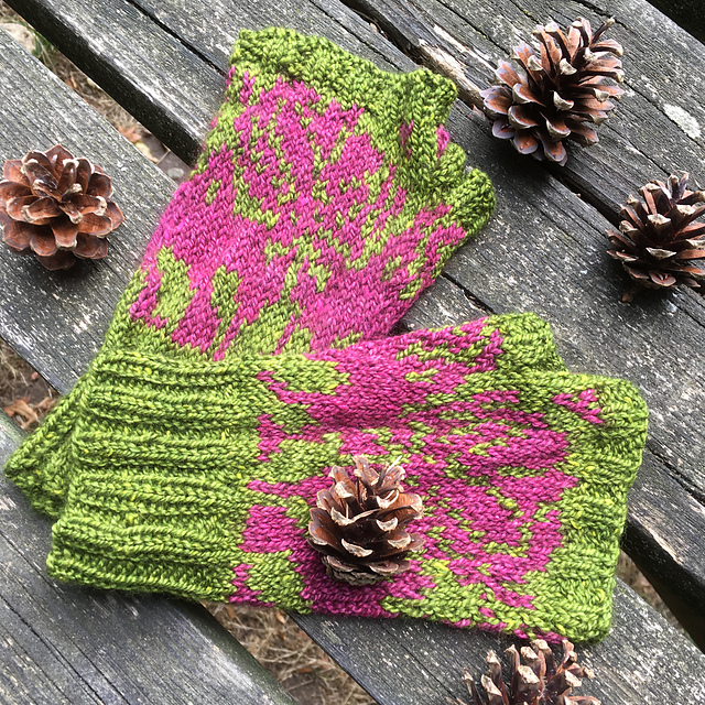 Ravelry: October Rose Mitts pattern by Anna Granta