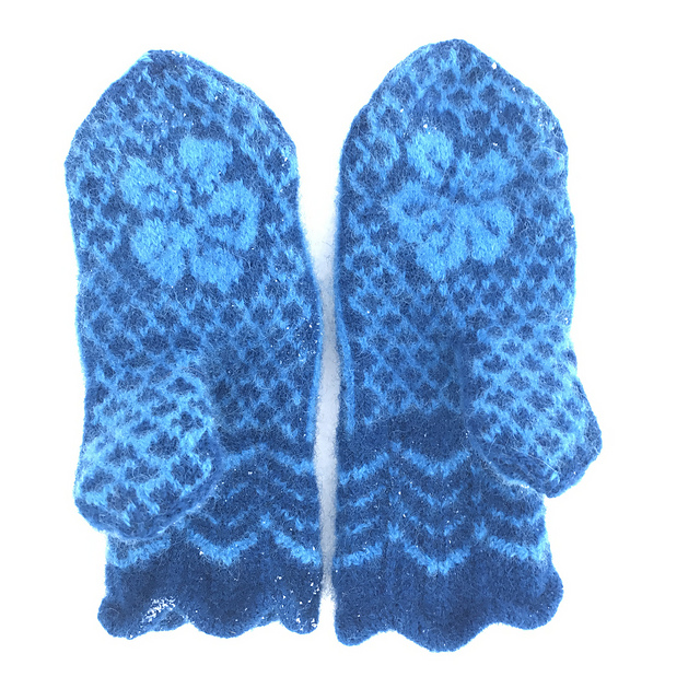 Ravelry: liwes' Blue mittens with violets