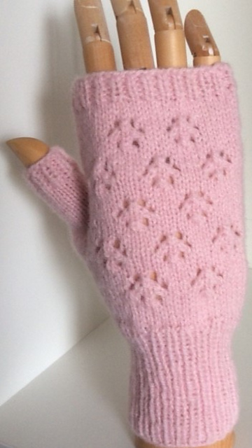 Ravelry: The Kitt's Mitts pattern by Liz Chave (Out of the Blue)