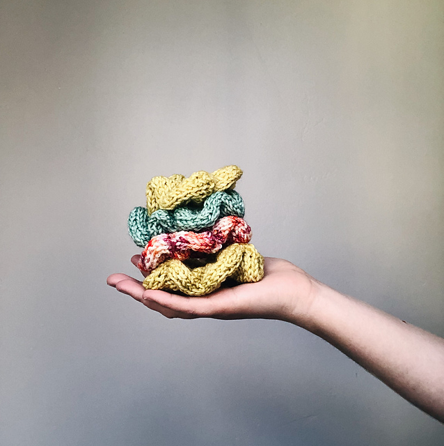 Ravelry: Knit Scrunchy pattern by Caitlin Partridge of llamalovejoy
