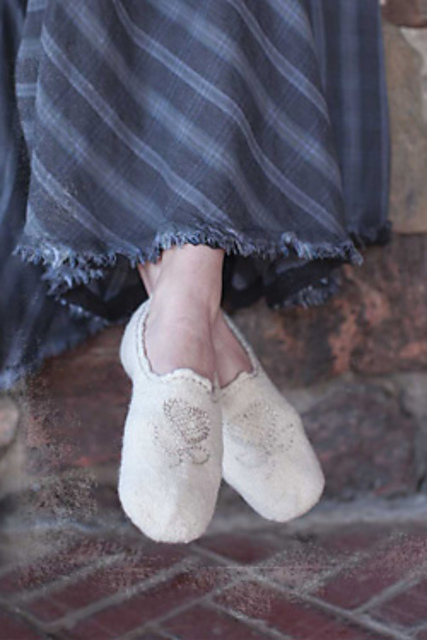 Ravelry: Singeli's Silver Slippers pattern by Lisa Jacobs