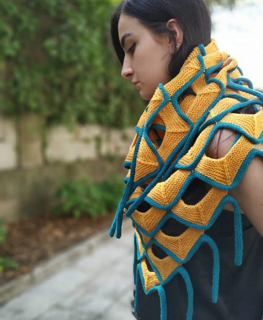 Ravelry: Auria Shawl pattern by Lola Logaro