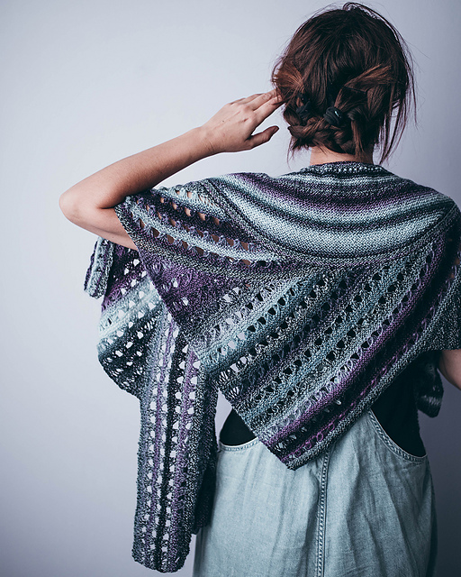 Ravelry: Chal piramides pattern by Lola Logaro