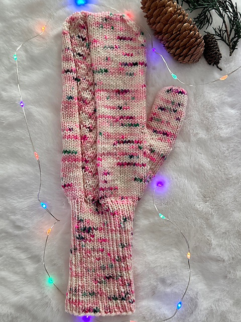 Ravelry: Garland Mittens pattern by Lauren Slagle