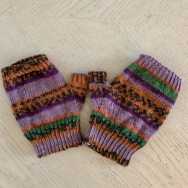 Ravelry: Fuss Free Fingerless Mitts pattern by Pat Hensley