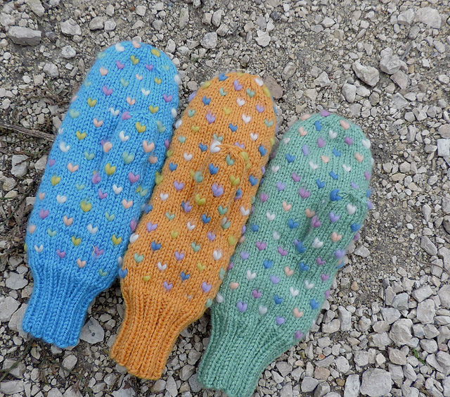 Ravelry: Thrum Away Mittens pattern by Fibrely