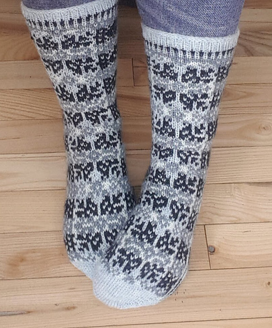 Ravelry: Flaki Socks pattern by Fibrely