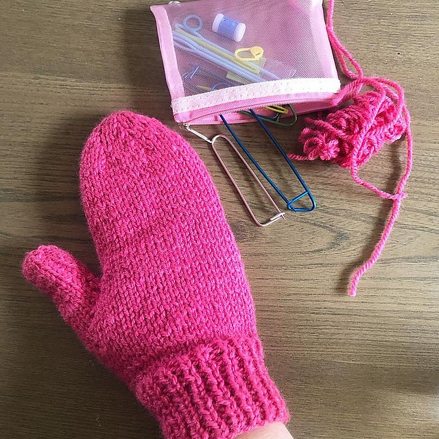 Ravelry: Chunky Mittens pattern by Lauren Venettozzi