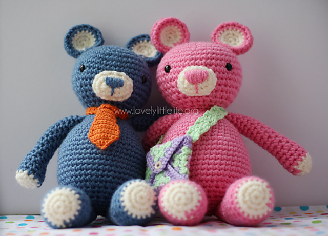 Ravelry: Bertie & Beatrix Bear pattern by Naomi Wade