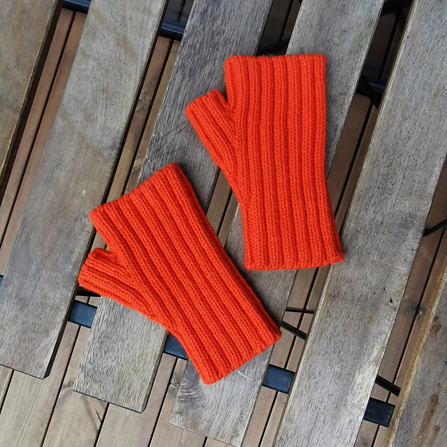Ravelry: Varenna fingerless mittens pattern by lowkey.bold.knit