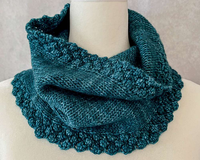 Ravelry: Blackberry Banded Cowl pattern by Erin Dunlap