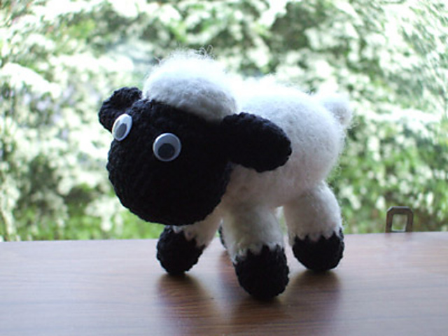 Ravelry: Simon Sheep pattern by Lan-Anh Bui and Josephine Wan