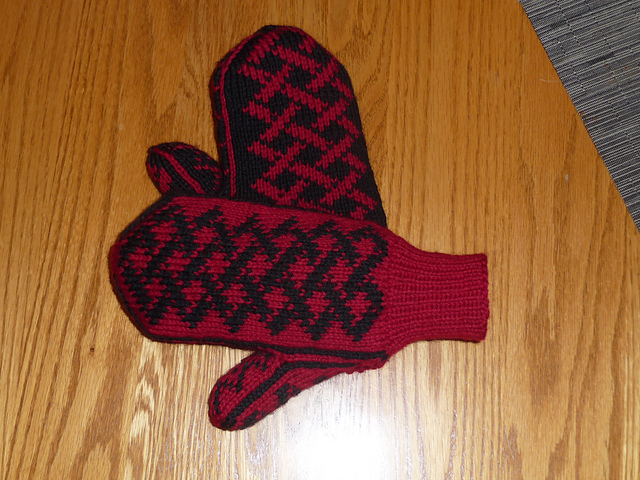 Ravelry: Reversible two-faced mittens pattern by Carol Thilenius