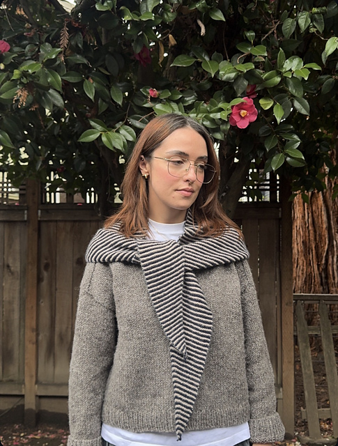 Ravelry: 2-in-1 Triangle Scarf pattern by Jess McCreary