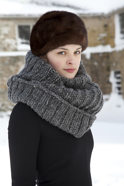 Ravelry: # 124 Reversible Rib Cowl pattern by Leslie Scanlon