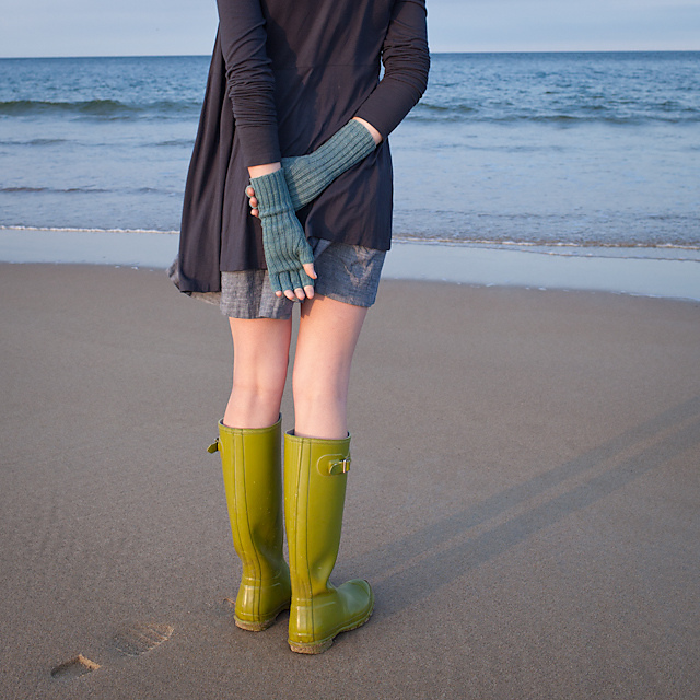Ravelry: # 132 Ribbed Finger-ish Gloves pattern by Leslie Scanlon