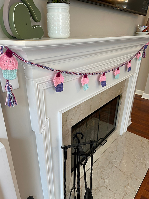 Ravelry: Cupcake Birthday Garland pattern by Maggie Gruening
