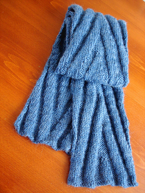 Ravelry: V-Ribbed Scarf pattern by Maggie van der Stok