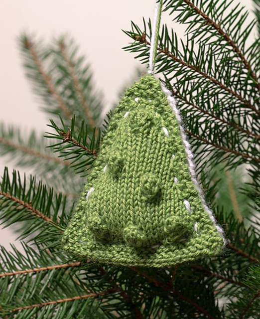 Ravelry: Small Christmas Tree pattern by Magdalena Roslaniec