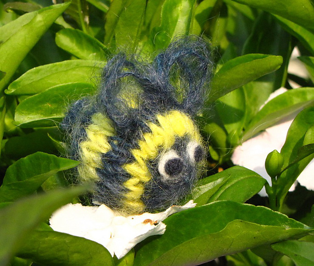 Ravelry: Bumble Bee pattern by Linda Dawkins