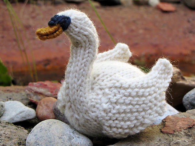 Ravelry: Swan pattern by Linda Dawkins