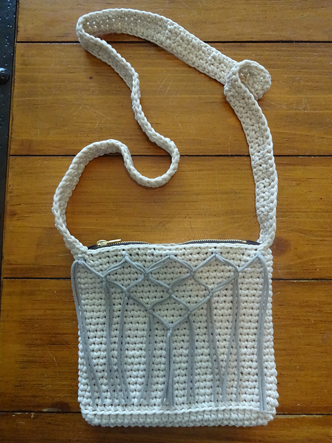 Ravelry: Arabesque Fringe Purse pattern by Mandie's Fiber Arts