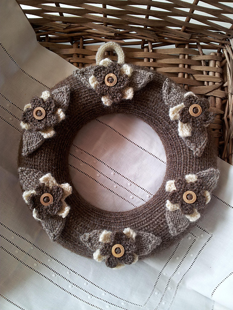 Ravelry: Natural Equinox Wreath pattern by Manfield Crafts