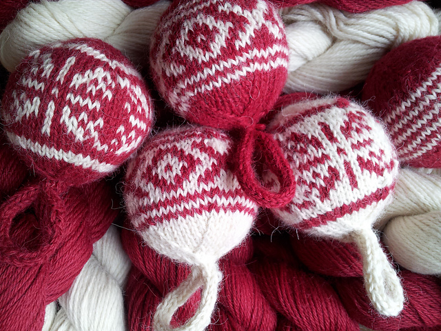 Ravelry: Alpaca Christmas Baubles (balls) pattern by Manfield Crafts