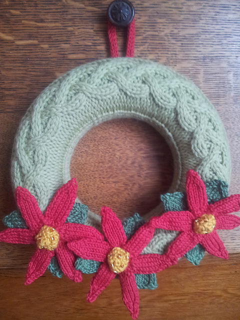 Ravelry: Poinsettia Christmas Wreath pattern by Manfield Crafts