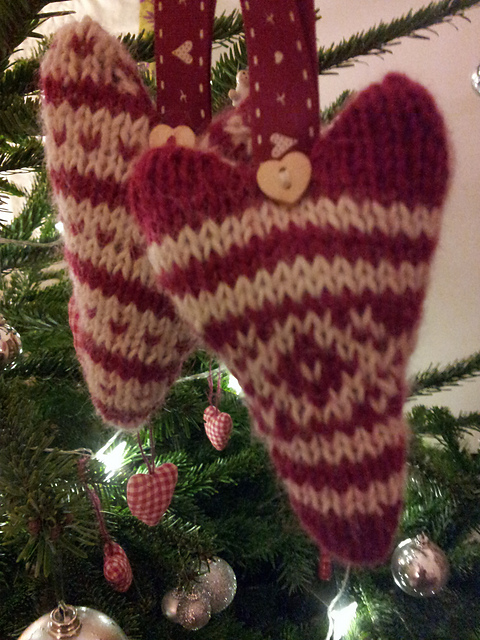 Ravelry: Alpaca Christmas Hearts pattern by Manfield Crafts