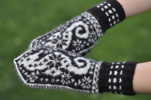 Ravelry: mariannen101's Selbu Sea Horse Mittens