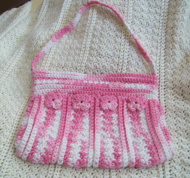 Ravelry: Pink Ribbed Purse pattern by Ann Roth