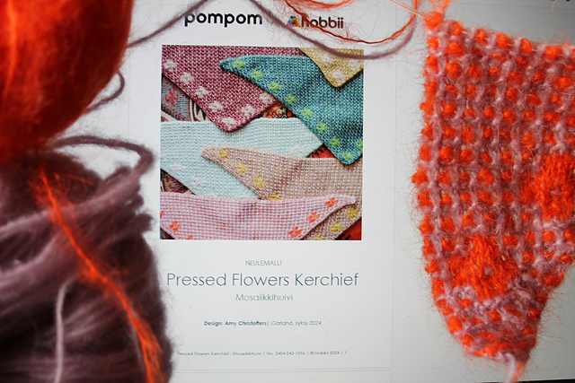 Ravelry: matkailijakirppu's Pressed flowers kerchief