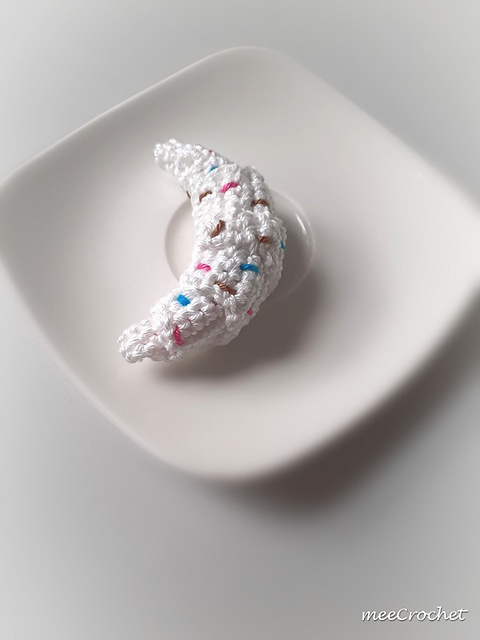 Ravelry: Croissant with Sprinkles pattern by Sabi Meenen - meeCrochet