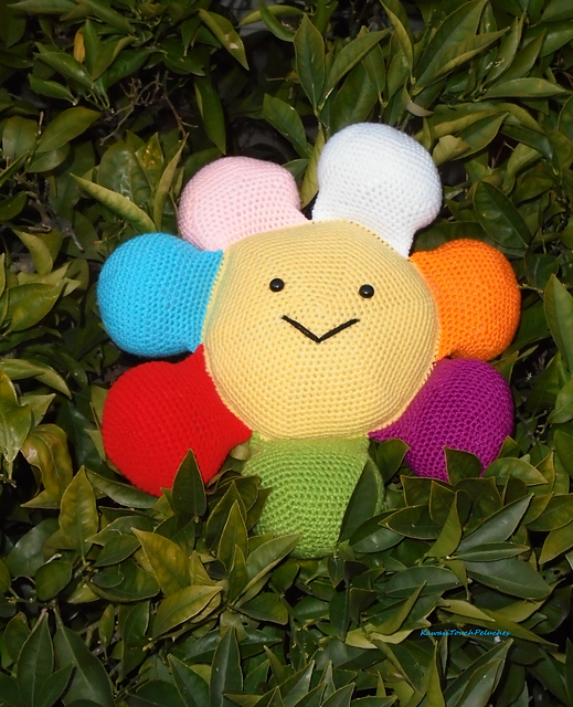 Ravelry: rainbow flower pillow pattern by Kawaiitouchpeluches