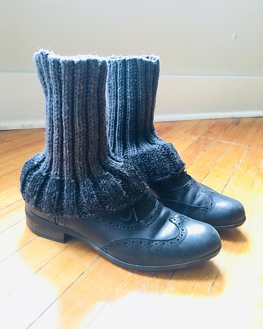 Ravelry: Mellow Legwarmers pattern by Jennifer Refat