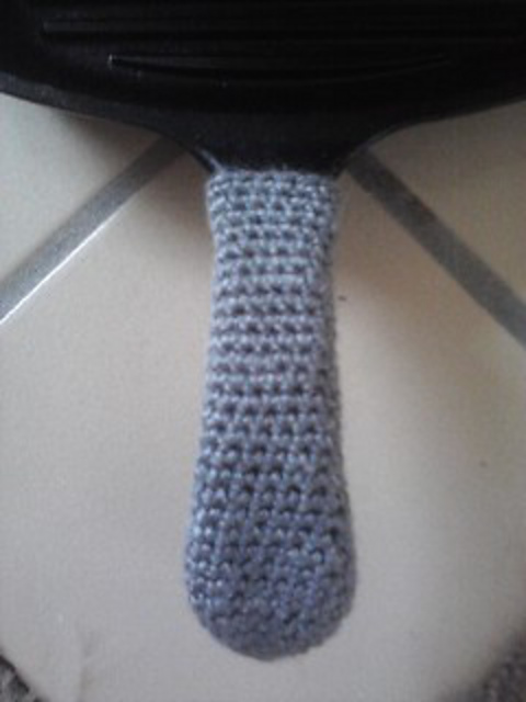 Ravelry: Easy Cast Iron Handle cover pattern by Michelle Hunt