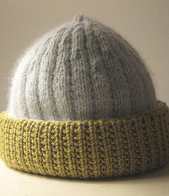 Ravelry: Reversible hat pattern by Debbie Bliss