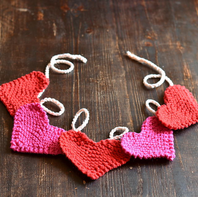 Ravelry: Mini Garter Stitch Heart Bunting pattern by Heidi Atwood-Reeves