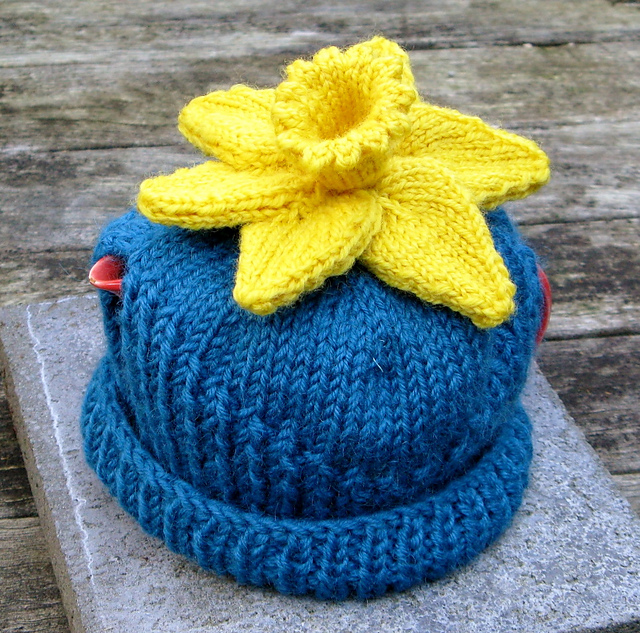 Ravelry: Miss Daffy Dill Official Daffodil Cosy 2013 pattern by Loani Prior